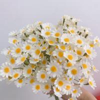 China Wholesale from the manufacturer of ins chamomile artificial flower bouquets, small daisies, artificial flowers, living room decoration, table flowers, and decorative bouquets for sale