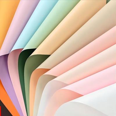 China Wholesale flower wrapping paper, gift bouquet packaging materials, two-color waterproof Ouya paper, free shipping, gift flower paper included for sale