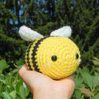 China HOT Selling Crochet Fuzzy Bee Stuffed Animal White Wings Cuddly Knit Soft Yarn Plush Bee Toy Amigurumi Crochet Fuzzy Bee for sale