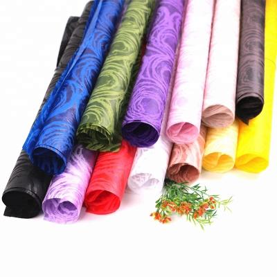 China Recyclable 3D Embossed Nonwoven Valentines Rose Gift Wrapping Paper Roll 58cm for sale