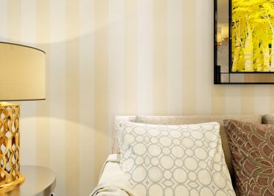 China Eco-friendly Vinyl Stripes Modern Removable Wallpaper for Living Room for sale