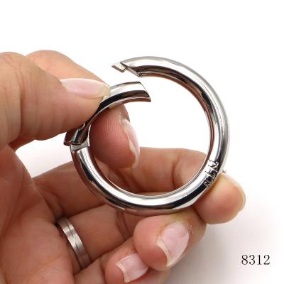 China 42.1x31.5mm Round Metal Spring O Ring Custom Logo Text Zinc Alloy Die Casting for sale