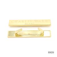 China Custom embossed zinc alloy metal logo plate gold rectangular bag name label with back prongs for leather handbag hardware for sale