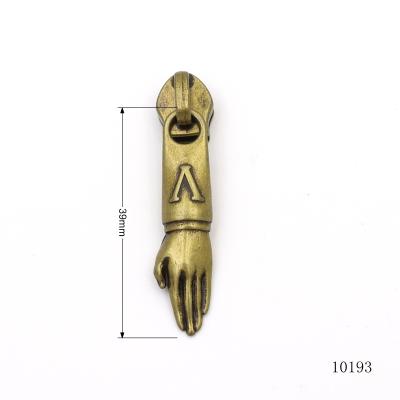 China 39mm High Quality Metal Zipper Puller, Custom Logo Hand Shape Zip Pull Charms, Antique Brass Wholesale Zipper Pullers Manufacturer for Bag Clothing for sale