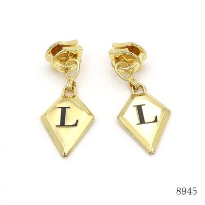 China Custom Gold Plated Diamond Shape Metal Zipper Puller with Enamel Letter Logo, Zinc Alloy Zipper Slider Pull Tab, Decorative Zipper Charm for Handbag, Purse, Luggage and Garment Hardware Accessories for sale