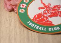 China Custom Raised Silicone Logo Patches on White Microfibre Background for Garments OEM for sale