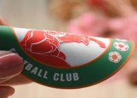 China Custom Raised Silicone Logo Patches on White Microfibre Background for Garments OEM for sale