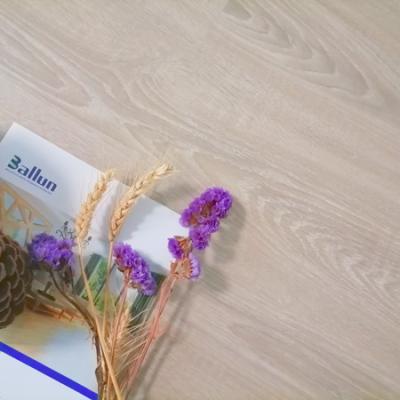 China UV Cured Coating SPC Flooring with Modern Wood Texture Design and Solid Core Material for sale