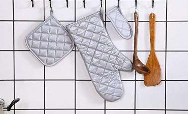 China Comfortable Silver Fireproof Oven Gloves For Home Restaurant Kitchen for sale