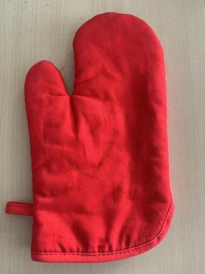 China Pure Cotton Fabric Thick Microwave Oven Gloves Red Color Kitchen Accesories for sale