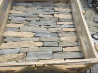 China Natural Quartzite Granite Field Stone Veneer Random Ledger Stone 2-3.5cm Thick for sale