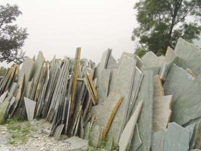 China Yellow Quartzite Random Flagstone Natural Paving Stone 30-50cm Outdoor Flooring for sale