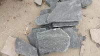 China Black Quartzite Random Flagstone 30-50cm Flamed Patio Pavers Natural Stone for sale