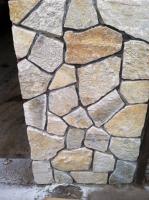 China Yellow Slate Random Flagstone 15-60cm Natural Split Wall Stone for Indoor Outdoor Use for sale