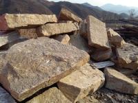 China Yellow Granite Random Flagstone 30-50cm Natural Split Edge Landscaping Stone for sale