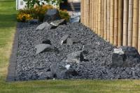 China Natural Black Slate Crack Stone 1-5cm Garden Landscaping Stone for Flower Bed Decoration for sale