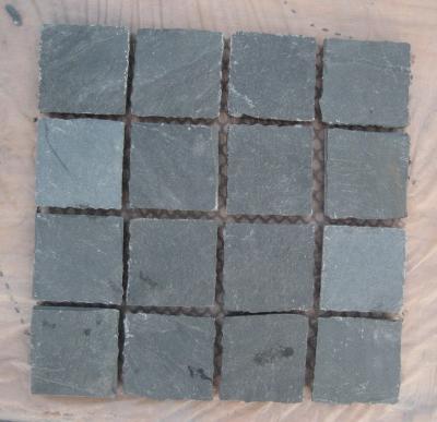 China Grey Slate Flagstone Pavers 400x400mm Natural Stone Patio Walkway Flooring Tumbled Edge for sale