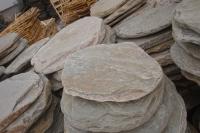 China Natural Oyster Stepping Stone Yellow Quartzite Garden Paving Round Stone 30-60cm for sale