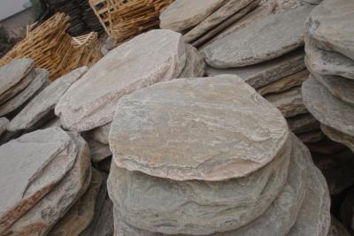 China Natural Oyster Stepping Stone Yellow Quartzite Garden Paving Round Stone 30-60cm for sale