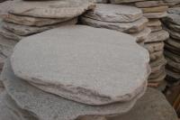 China Natural Oyster Stepping Stone Yellow Quartzite Garden Paving Round Stone 30-60cm for sale