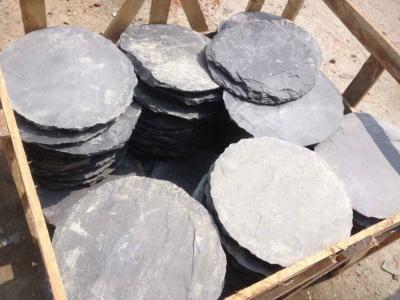 China Black Slate Round Stepping Stones 30x30cm Natural Garden Pavers Patio Stone for sale