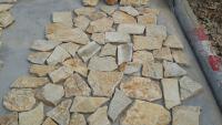 China Yellow Slate Fieldstone Random Flagstone Castle Rock Veneer 70kgs Outdoor Wall Stone for sale