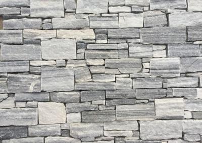 China Cloudy Grey Quartzite Z Cut Stacked Stone Cladding 600x150mm Natural Stone Veneer for sale