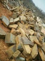 China Multicolor Slate Retaining Wall Stone 30-50cm Natural Rustic Flagstone for Landscaping for sale