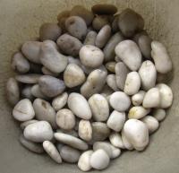 China Polished White Pebble Stones 3-5cm Natural River Cobble for Landscaping Decoration for sale
