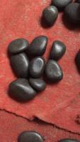 China Polished Black Pebble Stones 3-5cm Natural River Cobble for Landscaping Decoration for sale