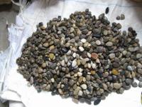 China Natural Polished Pebble Stones 3-5cm Multicolor River Cobbles for Landscaping Decoration for sale