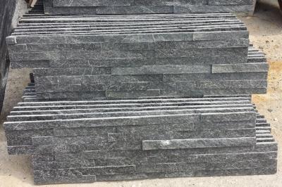 China Black Quartzite Mini Stacked Stone Veneer 600x150mm Natural Split Face Cladding for sale