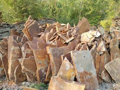 China Multicolor Slate Random Flagstone 30-50cm Natural Rusty Crazy Stone Paving for sale