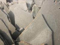 China Grey Slate Random Flagstone 30-50cm Natural Split Edge Patio Flooring Stone for sale