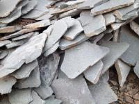 China Grey Slate Random Flagstone 30-50cm Natural Split Edge Patio Flooring Stone for sale
