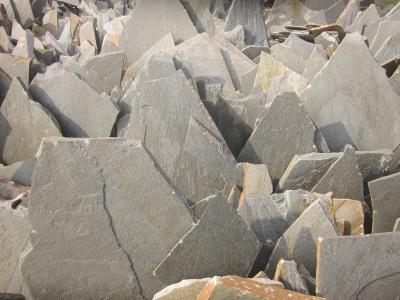 China Grey Slate Random Flagstone 30-50cm Natural Split Edge Patio Flooring Stone for sale
