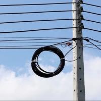 China Black 4-core FTTH Drop Cable with Steel Wire Strength Member for Aerial Installation for sale
