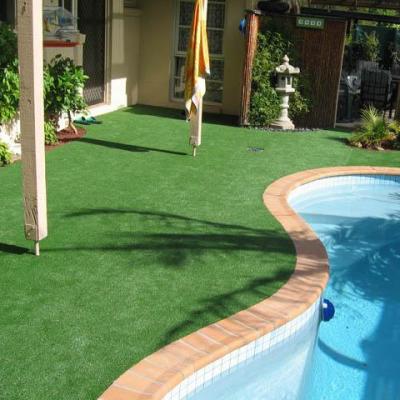 China Green Synthetic Grass Around Pool Covering 25mm Pile Height 9000 Dtex for sale
