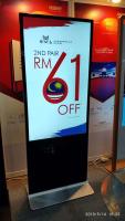 China Indoor 70W 65 Inch 400cd/m2 Floor Stand Digital Signage for sale