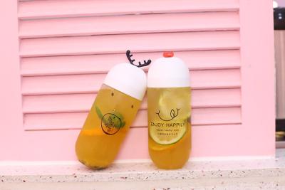 China Medium Square Leak Proof Plastic Milk Tea Bottles with Screw On Lid and Handle for sale