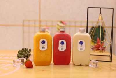 China Leak Proof Plastic Drink Bottles With Screw On Lids for sale