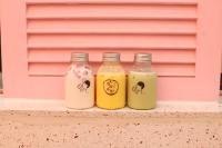 China Screw-on Lid Medium Milk Tea Bottles Leak-proof Feature Ensuring Convenience and Safety in Beverage Handling for sale