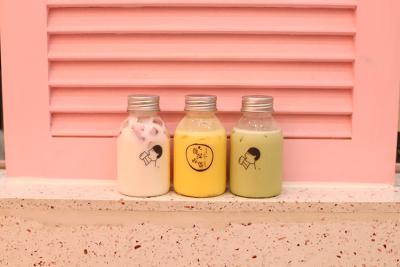 China Screw-on Lid Medium Milk Tea Bottles Leak-proof Feature Ensuring Convenience and Safety in Beverage Handling for sale