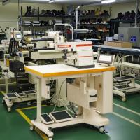 China Industrial Automatic Gluing Leather Shoe Insole Upper Cement Hot Melt Glue Edge Folding Machine for sale