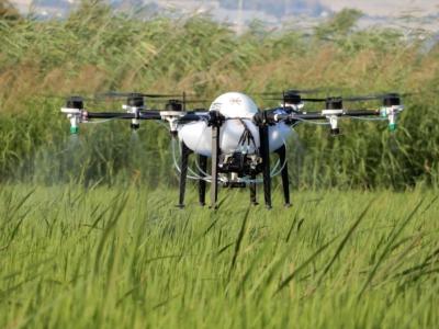 China 30min Duration Satisfaction M6e Waterproof Agricultural Drone 10L Agri Uav Sprayer for sale