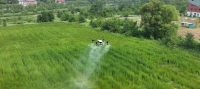 China Anti Wind Agriculture Spraying Drone Waterproof High Accuracy Crop Spraying Drone for sale