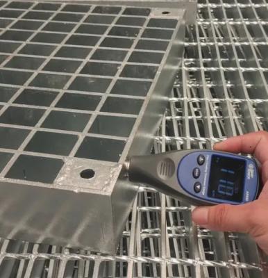 China Outdoor Galvanized Stainless Steel Grating Trench Drain Cover with S304 S316 Anti-Slip Design for sale