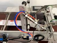 China Beverages Condiments HDPE Bottle Labeling Equipment Machine Semi Auto for sale