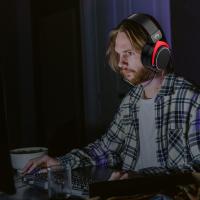China Volume Control 2.4G Wireless Gaming Headphones DJ Earphones 15 Hz-20KHz For PC for sale