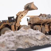 China Diecast Masters 1/125 Scale Wheel Loader & Mining Dump Truck Muddy Scene Model Set 85762 for sale